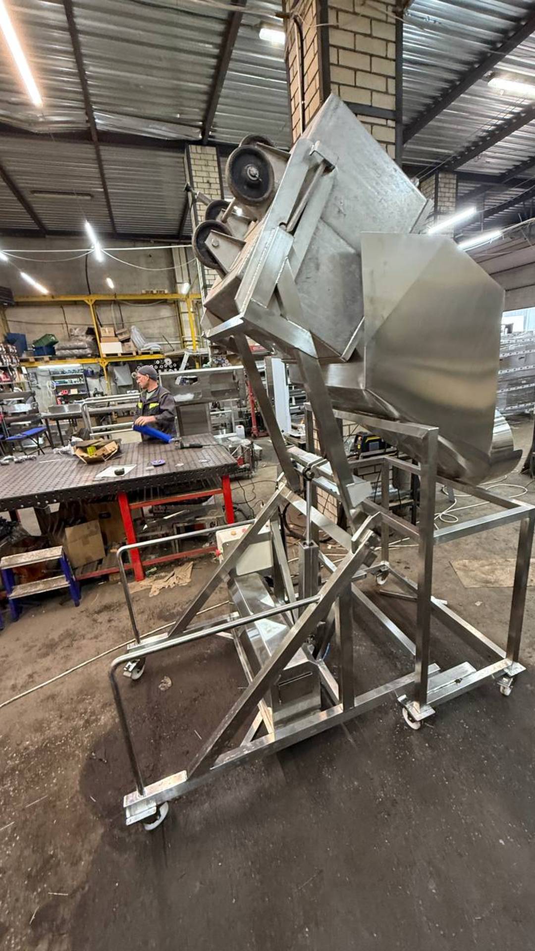 ASP-POGP+ST подъёмник опрокидыватель гидравлический передвижной с приемным бункером