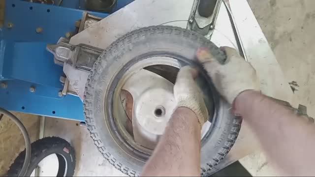 Шиномонтаж колеса скутера