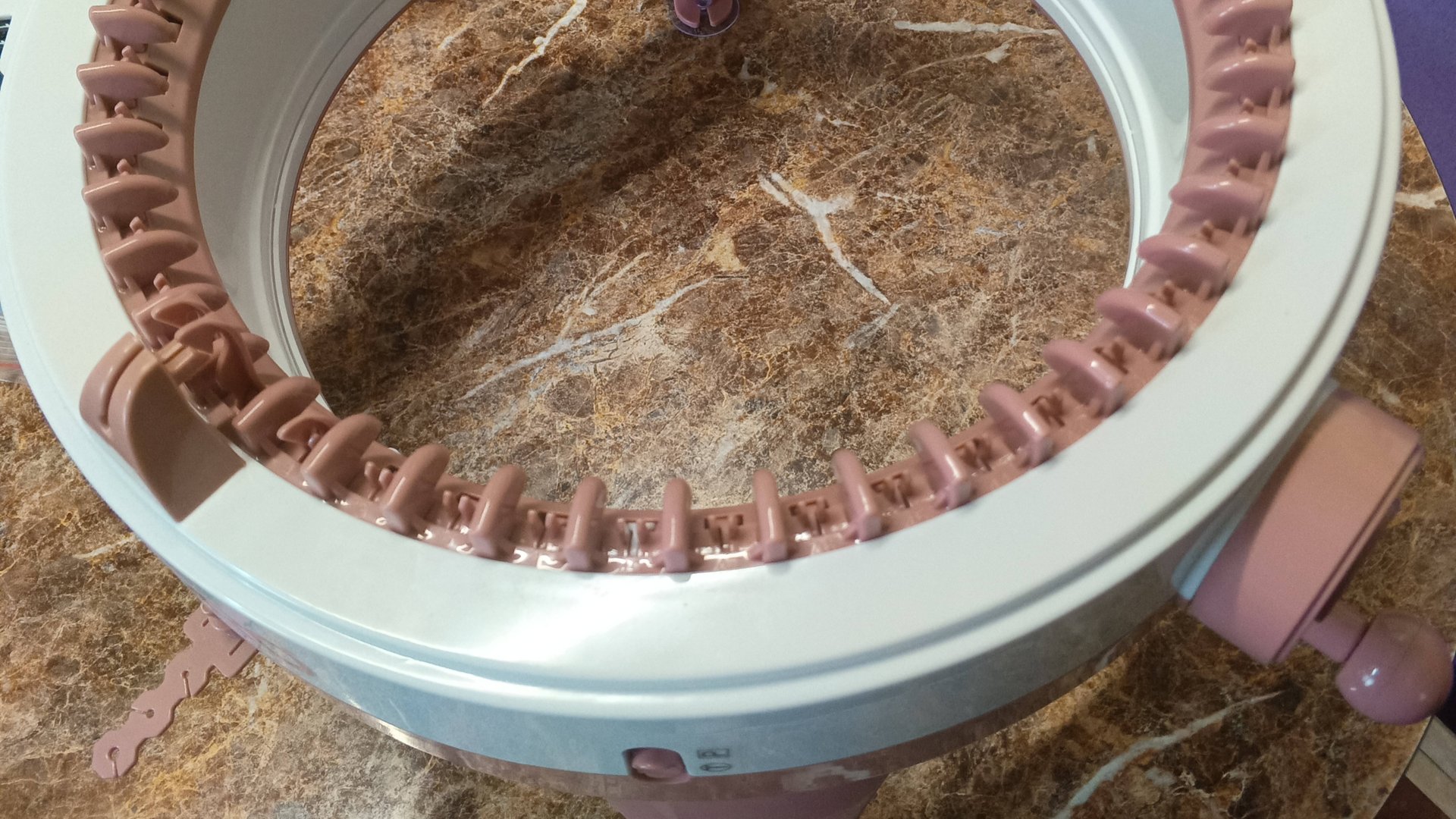 Друзья купила себе новую помощницу по вязанию, машинку Centro.