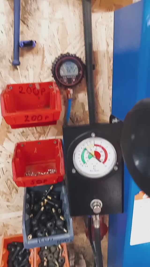 Установка дополнительного электронного манометра на станцию накачки шиномонтажного станка