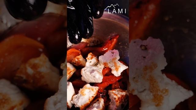 Салат с жареным сыром LAMI с папоротником обожжёнными томатами, печённым перцем