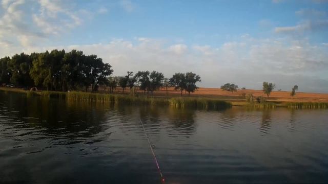 ОКУНЬ на СПИННИНГ В ЖАРУ С ЛОДКИ!!!! МОЩНЕЙШИЕ ПОКЛЕВКИ полосатых разбойников!!!