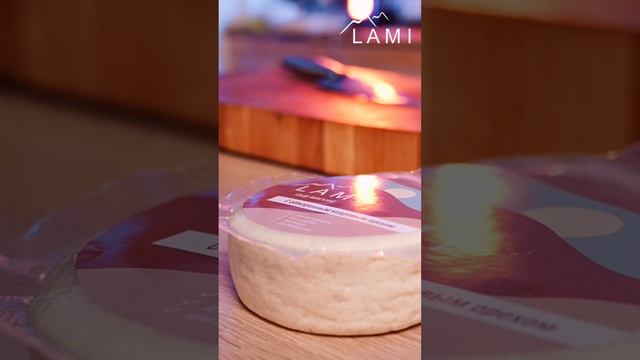 Печёный картофель с копчёной грудкой и запеченным сыром LAMI с папоротником