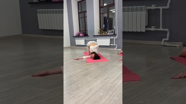 Упражнение из позиции кошки. Урок йоги