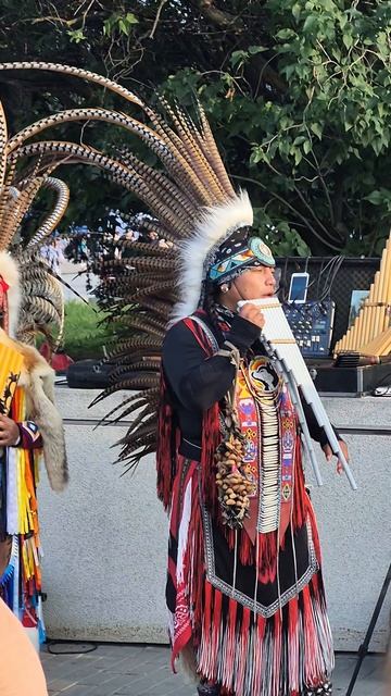 Индейцы в городе.