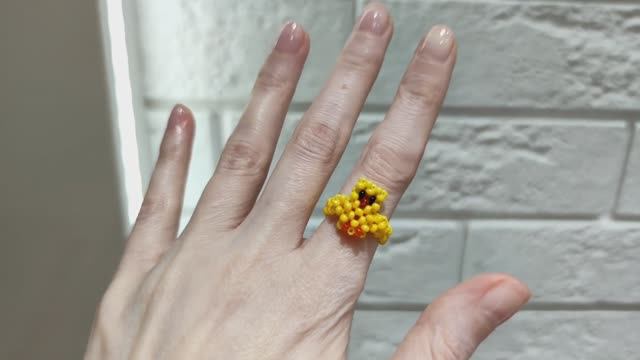 Мастер-класс Кольцо Цыпленок из Бисера/Техника крестик