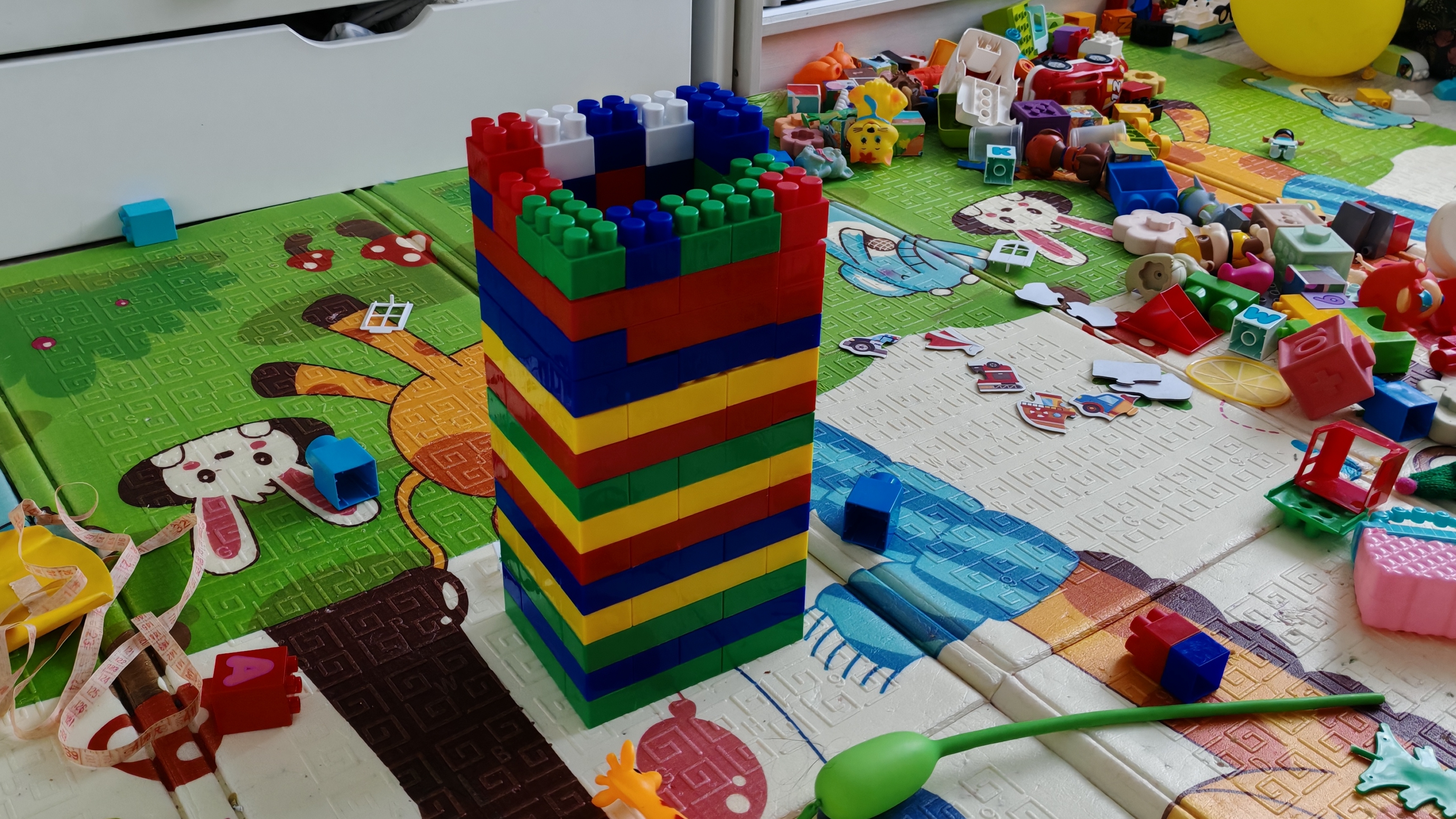 построили высокую башню из детского конструктора, играем в кубики