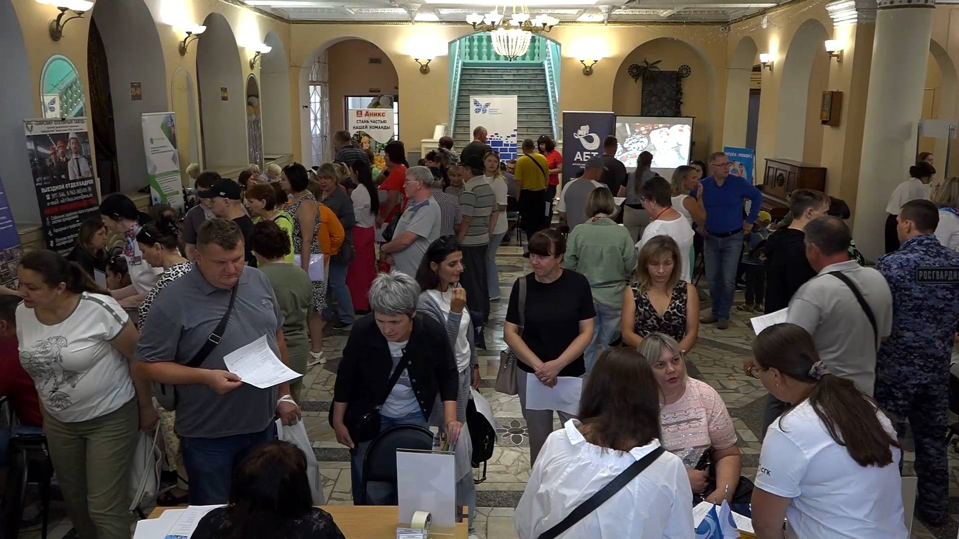 26 работодателей представили более 700 вакансий в рамках ярмарки трудоустройства в Бийске