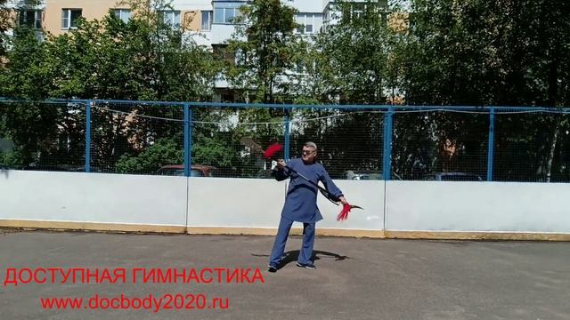 Разминка с лопатой-полумесяцем на спортплощадке (8)