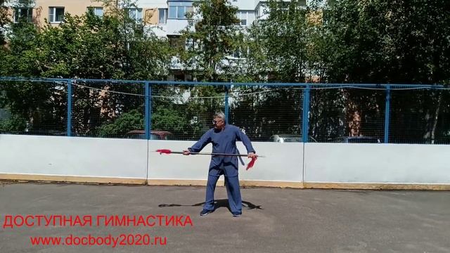 Разминка с лопатой-полумесяцем на спортплощадке (5)