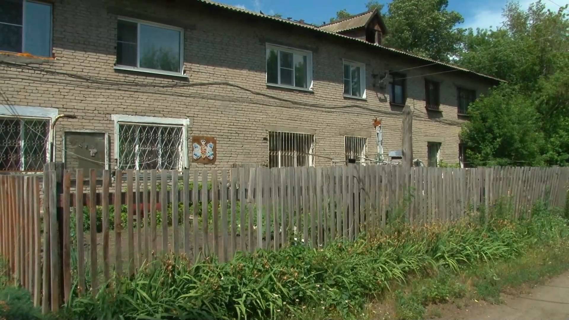 Жители бийской двухэтажки боятся оказаться под завалами собственного дома (Бийское телевидение)