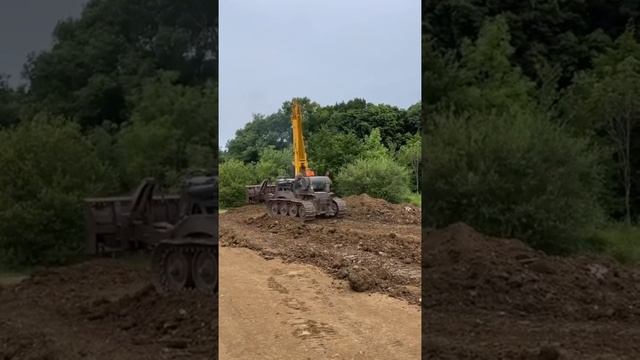 Старенький импортный бульдозер в работе