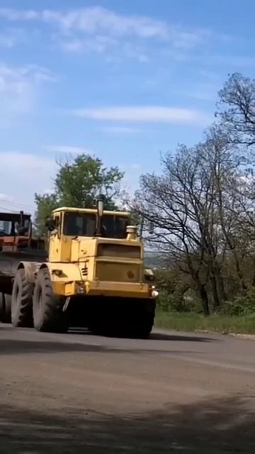 ДТ 75 везет на платформе Кировец