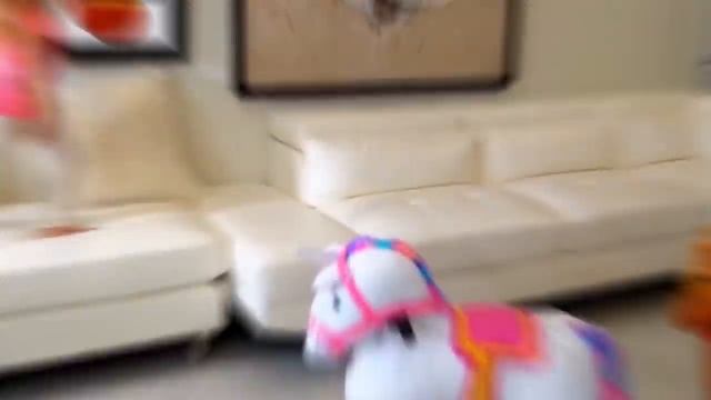 ДИАНА И РОМА - Диана и Рома катаются на игрушечной лошадке