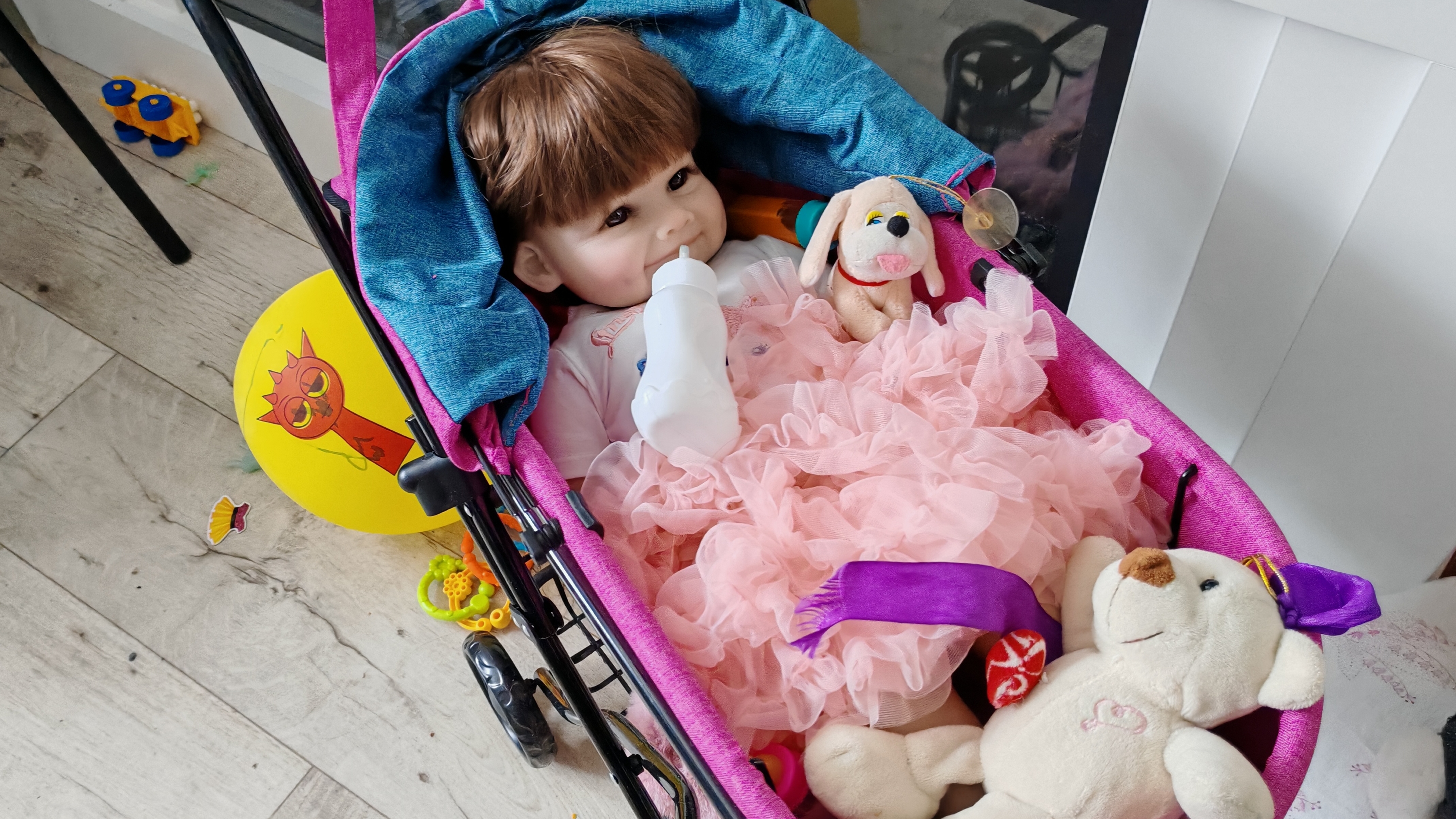 играем и кормим куколку в коляске