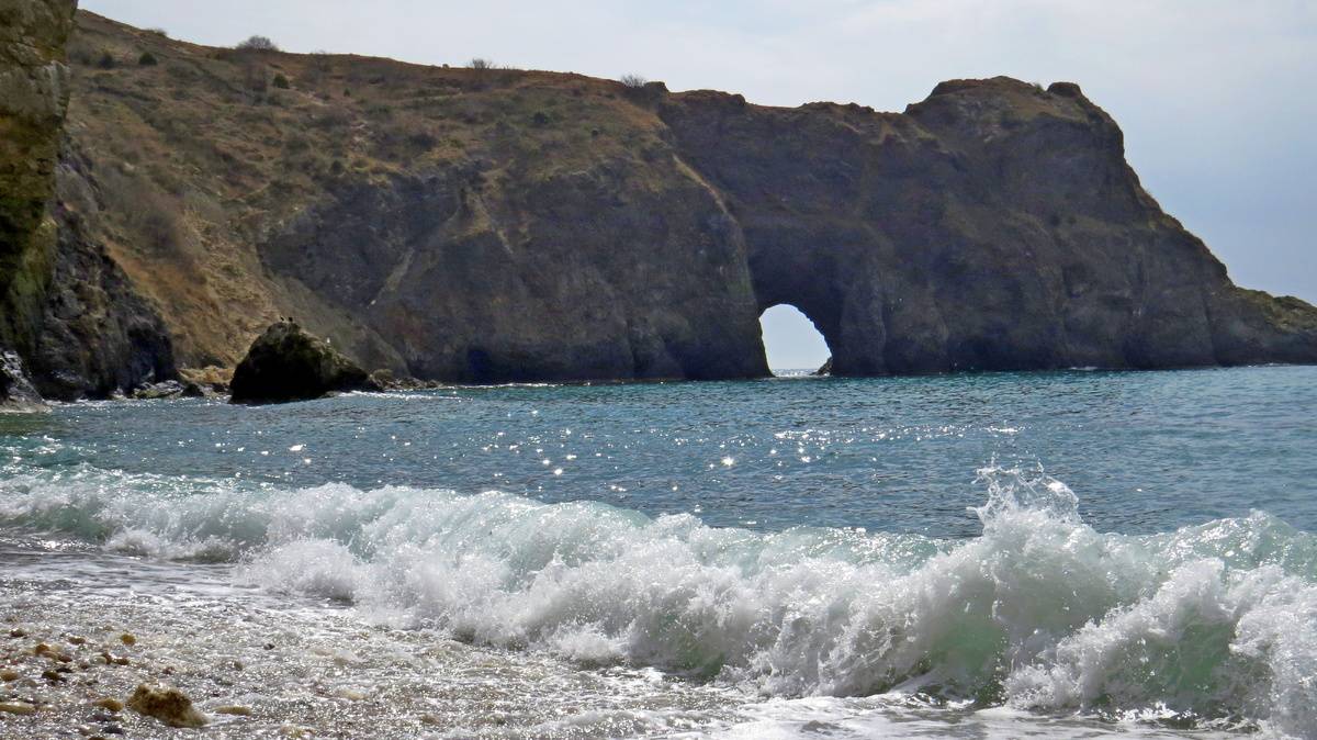 Пляж Каравелла у грота Дианы. Севастополь.