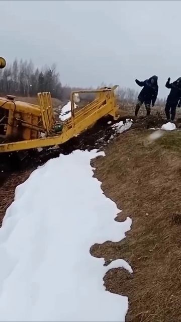 Гусеничные трактора пережают реку