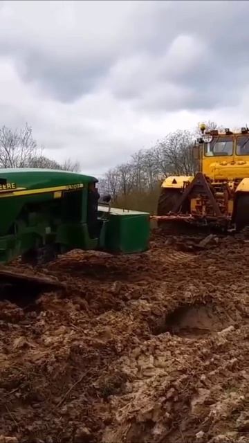 Кировец вытаскивает John Deere