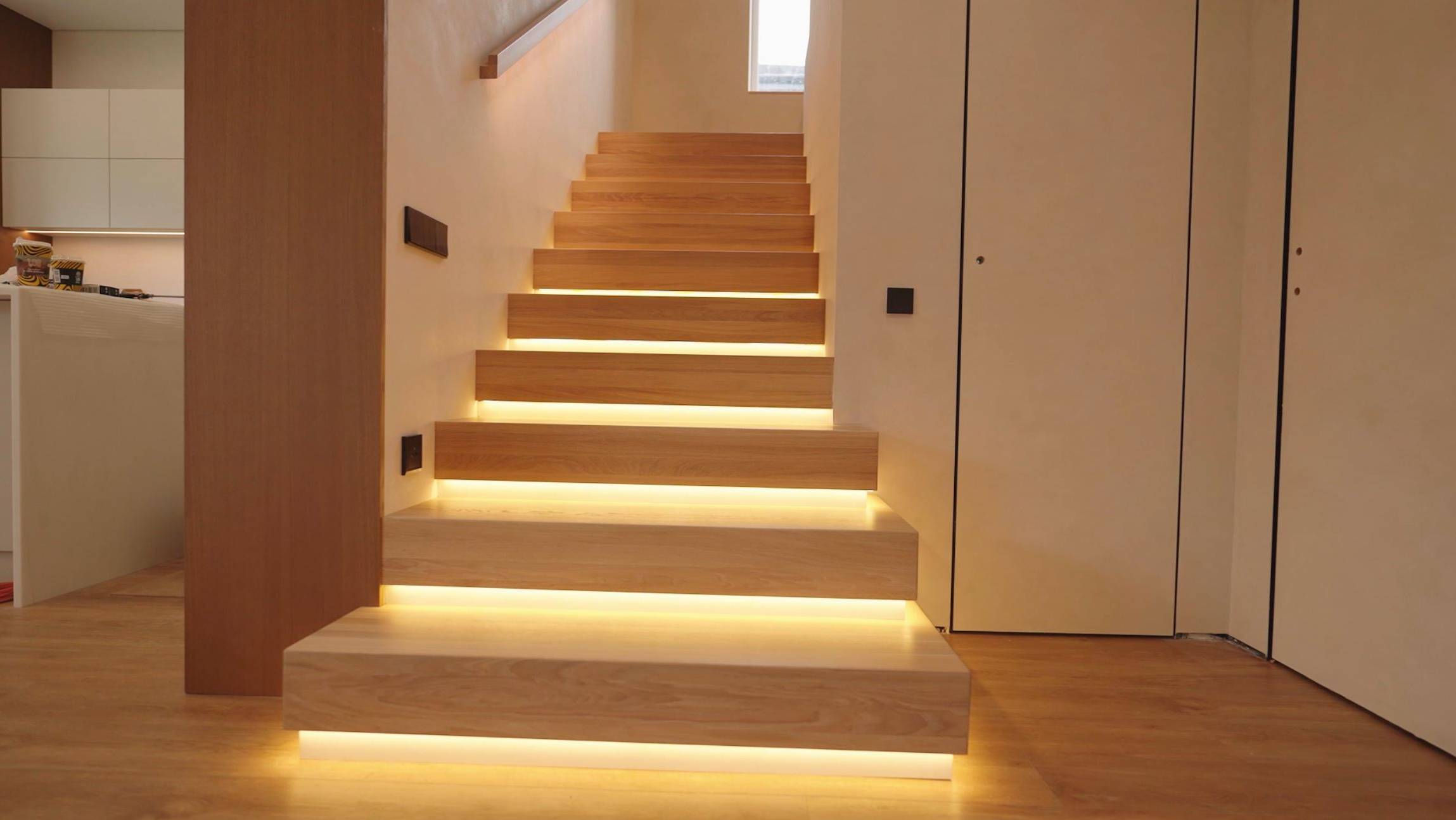 Лестница из дуба со стеклянными ограждениями в коттеджном посёлке Garden г. Казани #рмкедр