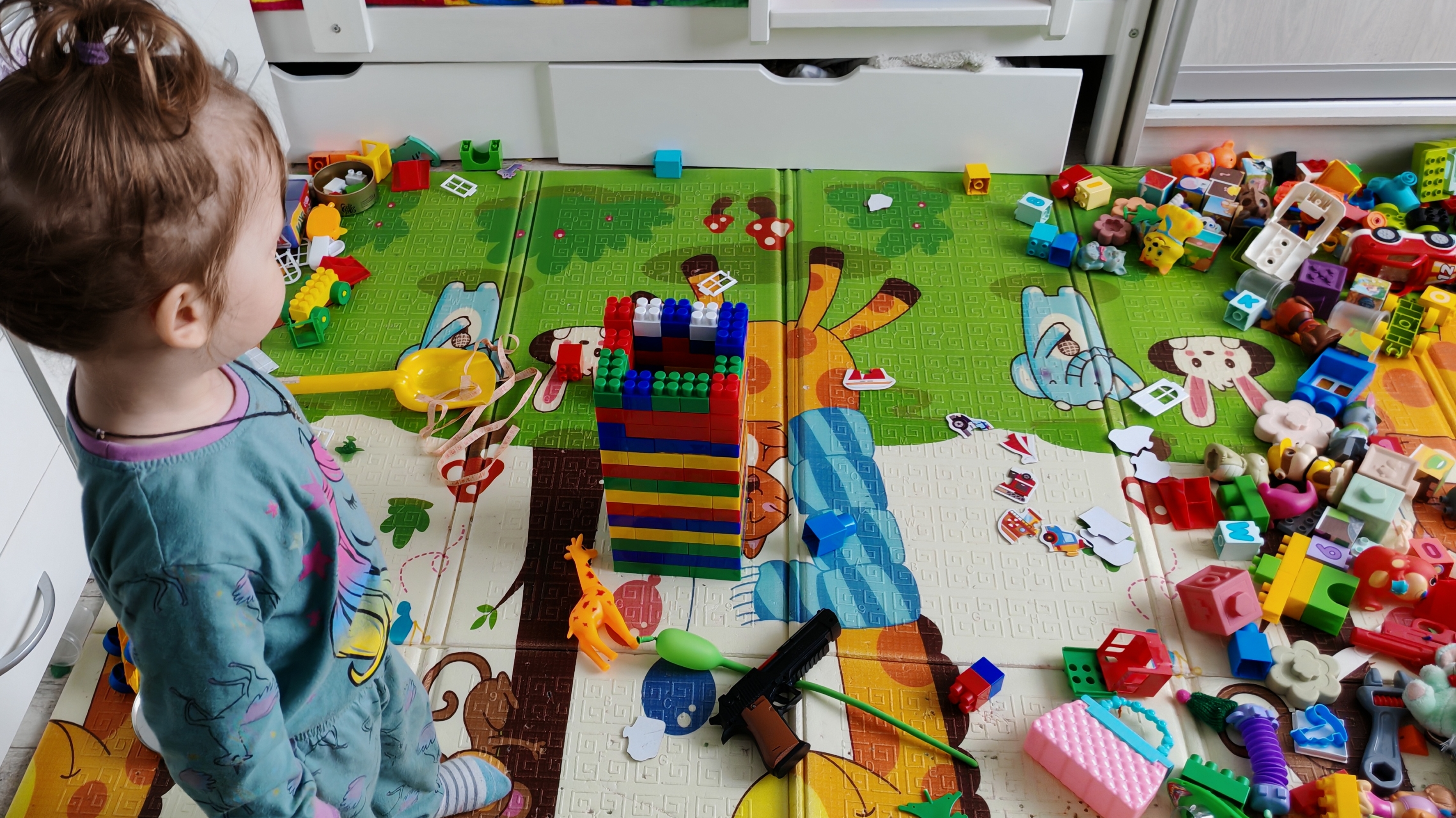 играем в игрушки, строим башню из конструктора