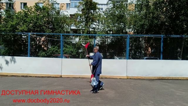 Разминка с лопатой-полумесяцем на спортплощадке (3)