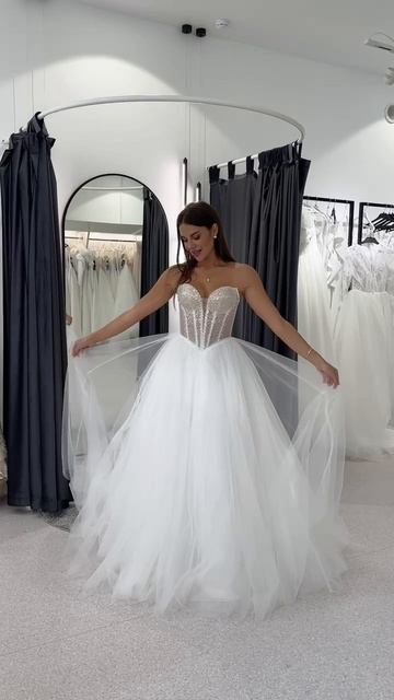 Эффектное свадебное платье Нуми