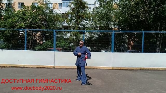 Разминка с лопатой-полумесяцем на спортплощадке (4)