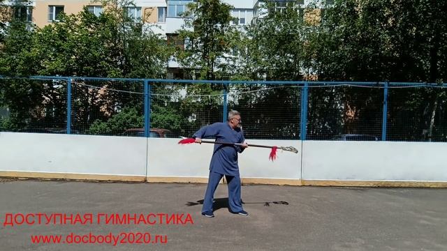 Разминка с лопатой-полумесяцем на спортплощадке (11)