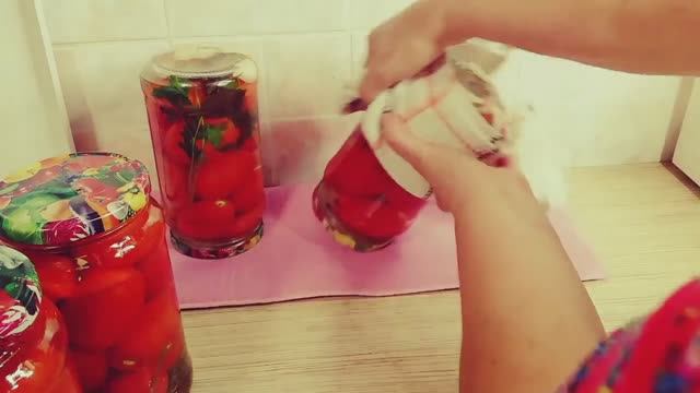 Маринованные помидоры с петрушкой и базиликом (без стерилизации).