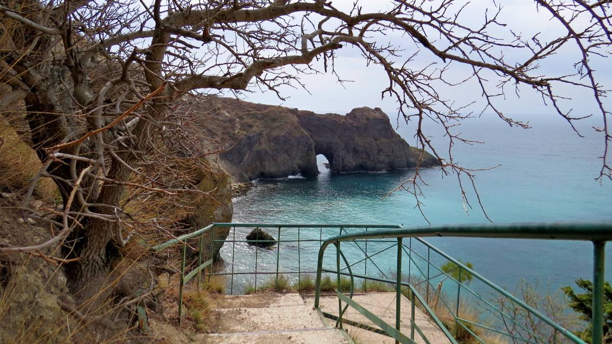 590 ступей на пляж Каравелла у грота Дианы. Севастополь