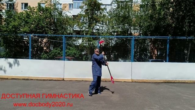 Разминка с лопатой-полумесяцем на спортплощадке (2)