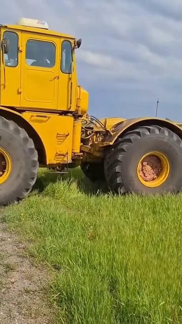 Трактор Кировец сдает задом