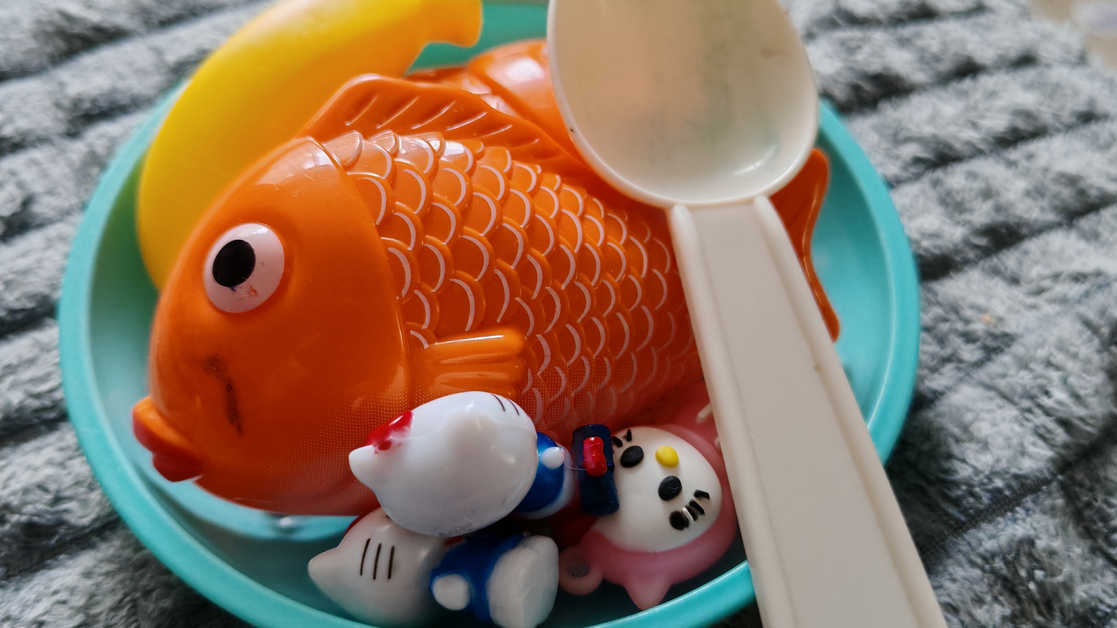 играем в детскую посудку, готовим из игрушечной еды