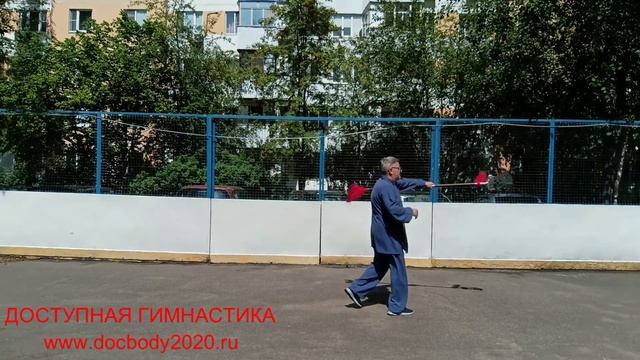 Разминка с лопатой-полумесяцем на спортплощадке (7)