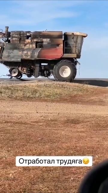 Комбайн сгорел на поле Кировец его везет