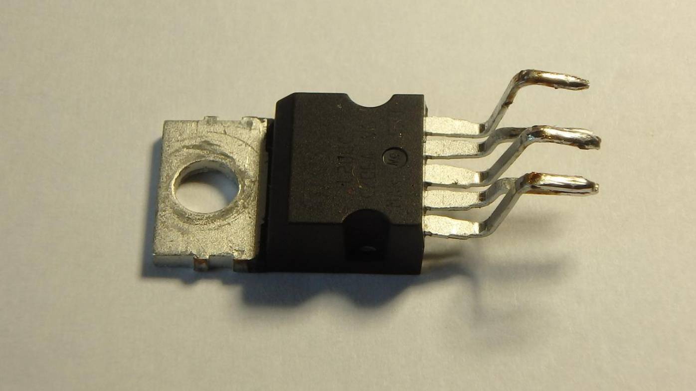 Простой стабилизатор напряжения с ограничением тока на L200C.