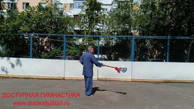 Разминка с лопатой-полумесяцем на спортплощадке