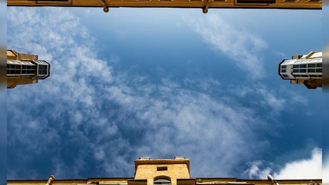 Небо из дворика Петроградки анимация