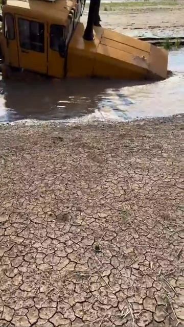 Кировец в реке забуксавал