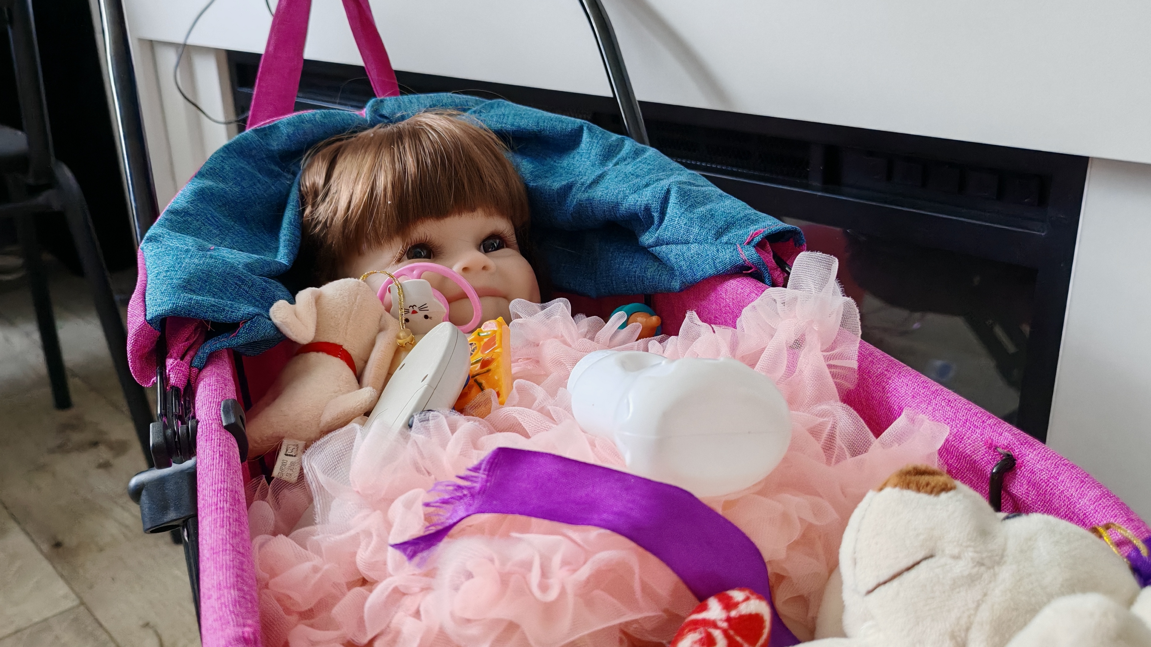 играем и укачиваем куклу на коляске