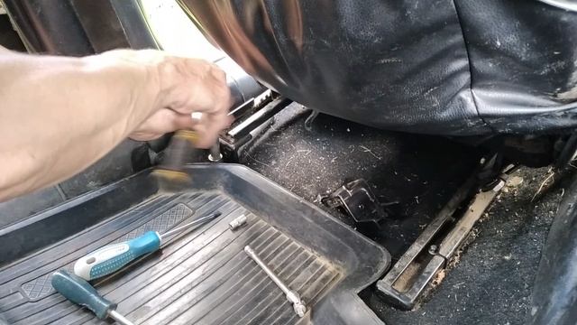 снятие водительского сиденья на ниве шевроле