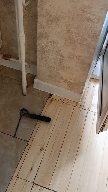 Монтаж пластикового плинтуса в комнате. Широкий напольный плинтус с кабель - каналом.