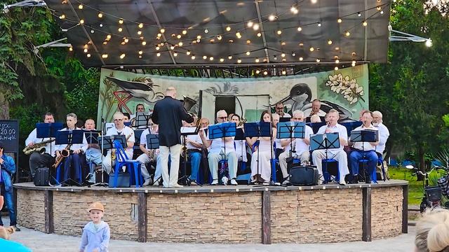 Анапский духовой оркестр выступает на улице Горького на уличной сцене каждый четверг и воскресенье.