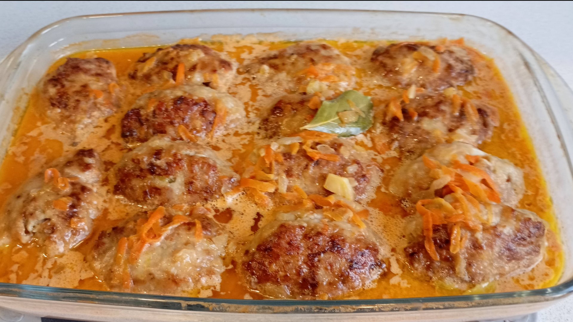 Ну очень Ленивые Голубцы с фаршем в сметанно- томатном соусе в духовке. Простой рецепт.