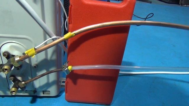 Заправка кондиционера с прозрачной трубой.