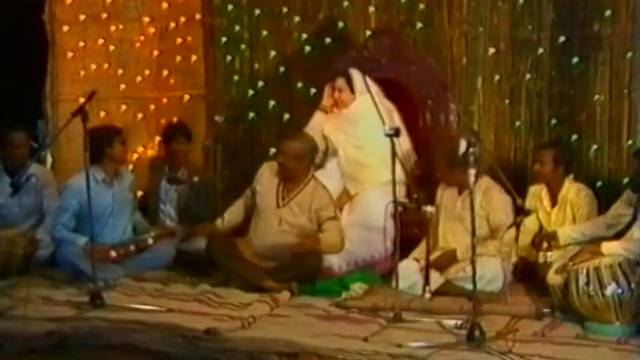 1985-1230 Evening Musical Program en Presence Shri Mataji, Ganapatipule, India