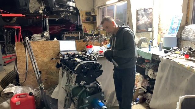 Сборка двигателя BMW 430. Ставим коллектор, катализатор.