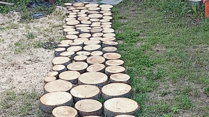 БЫСТРО,ПРОСТО ,КРАСИВО.ДОРОЖКА ДАЧНАЯ 😂Самая дешевая экономичная дорожка на дачу ,дорожка во дворе