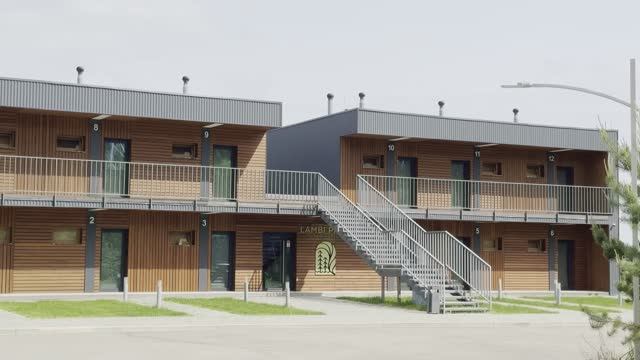 Обзор отеля Lambi Park Eco Hotel на берегу озера в Карелии со стильными номерами, баней и беседками