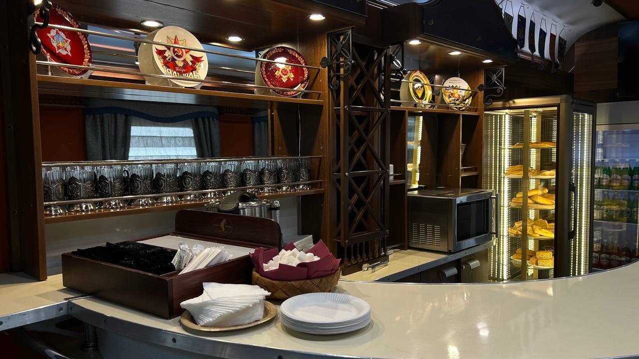 Вагон-ресторан в РЕТРО-ПОЕЗДЕ. Парк «Патриот»